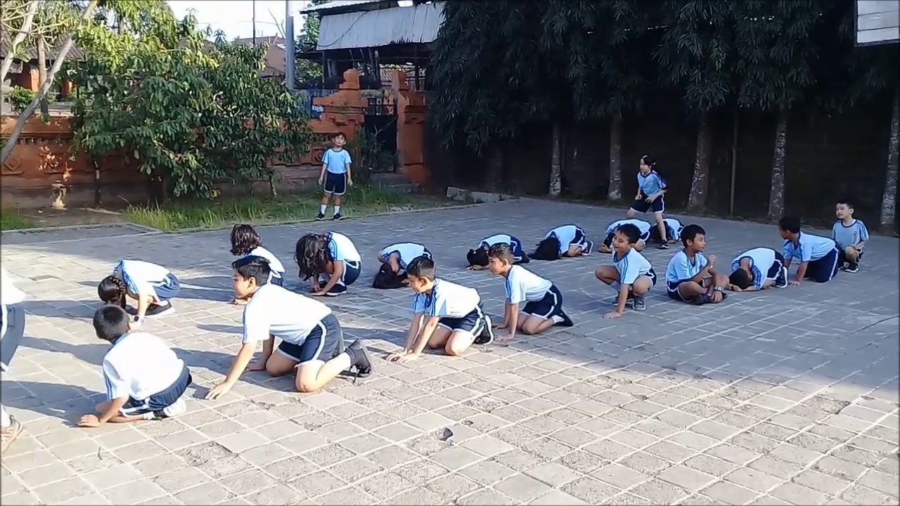 Permainan lari zigzag & melompati teman anak kls 2 SD - YouTube