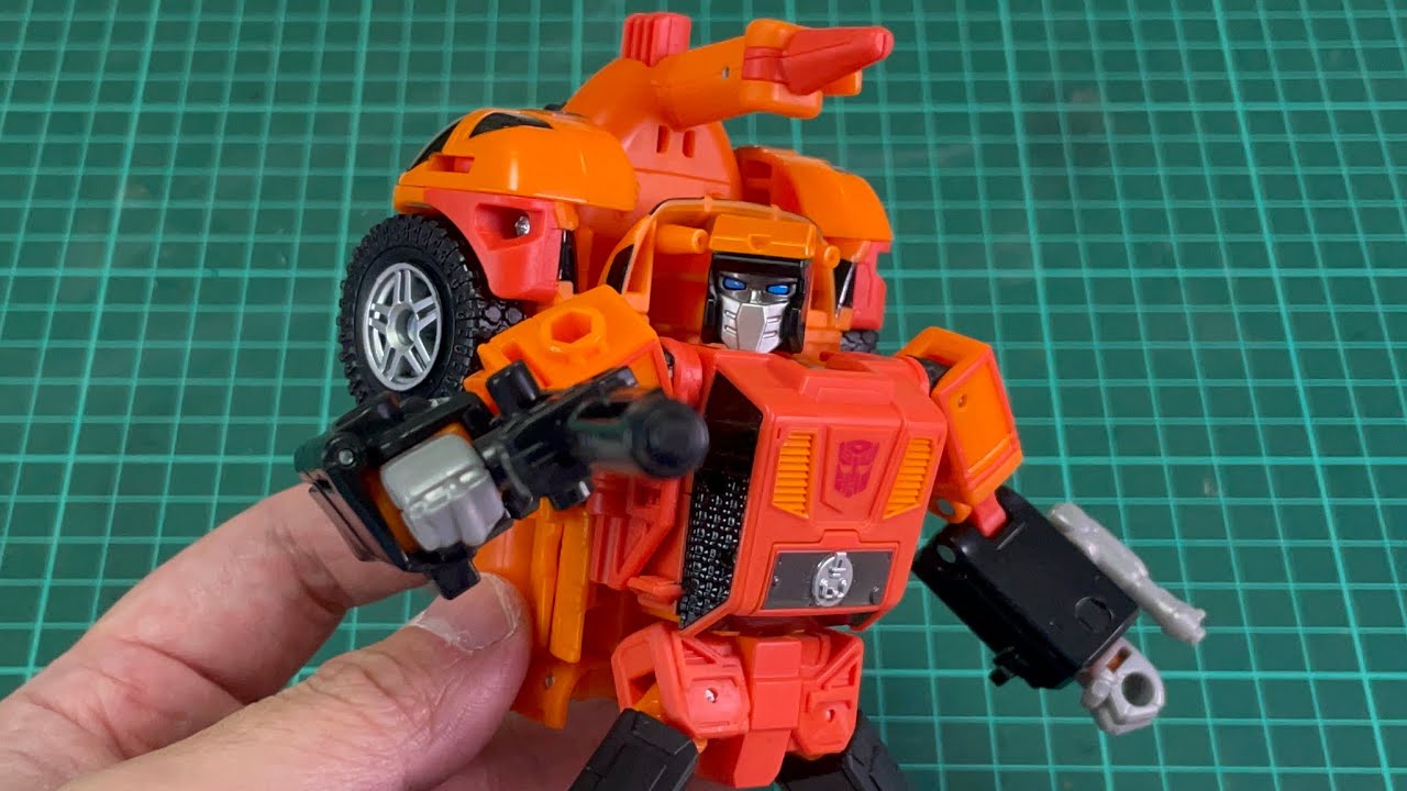 Transformers Legacy United Leader Class G1 Triple Changer Sandstorm ...