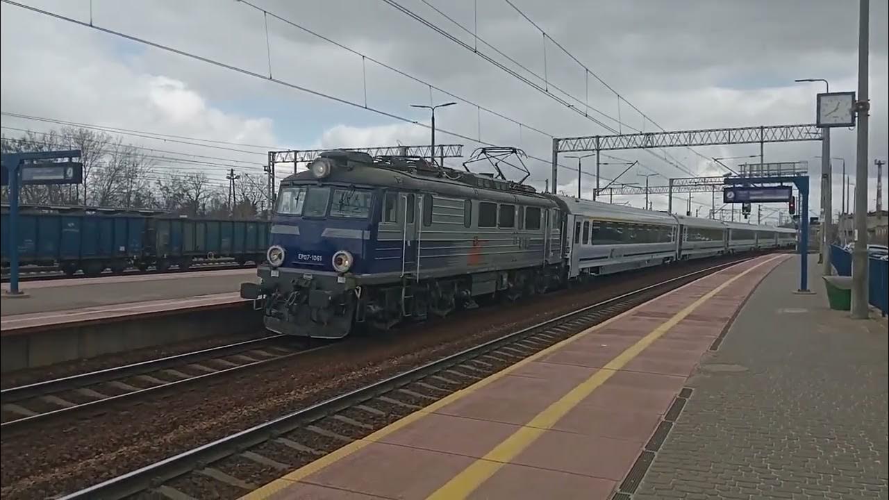 Pociągi na stacji Skierniewice w tym 2 ciekawe towary i co chwila jakaś śnieżyca 28.3.2023 - YouTube