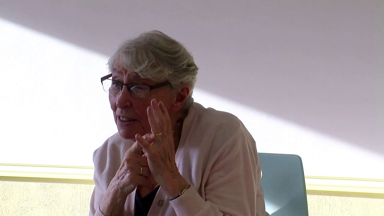 Yvette Lévy témoigne de l'enfer Auschwitz - YouTube