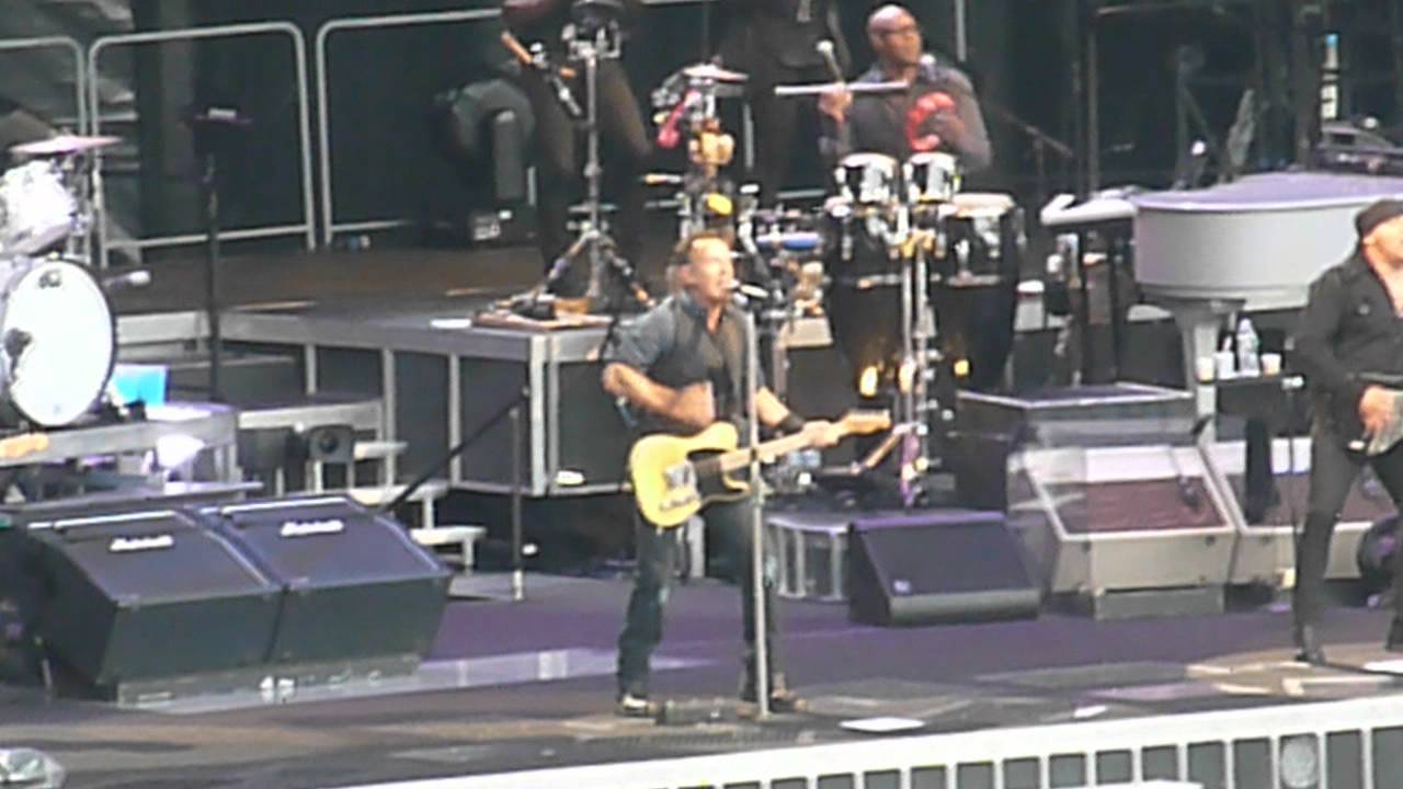 Bruce Springsteen & The E Street Band Badlands live Manchester Etihad ...