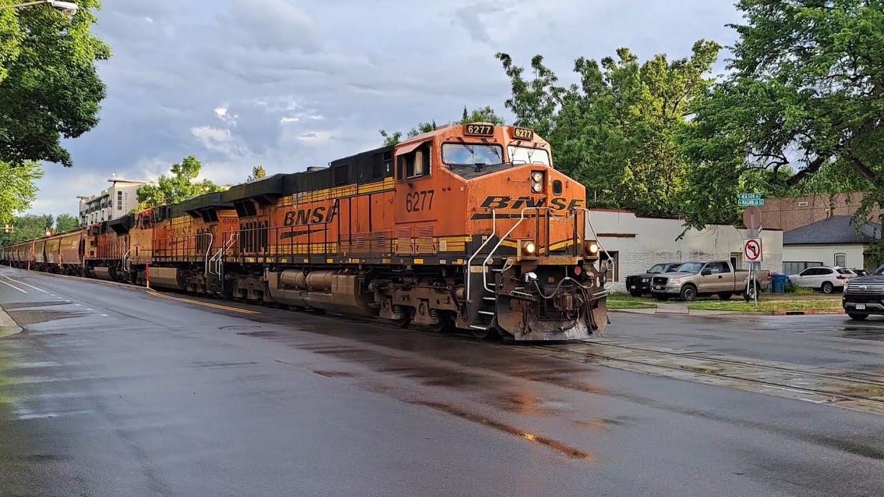 BNSF 6277 North with a wave and a horn salute - YouTube