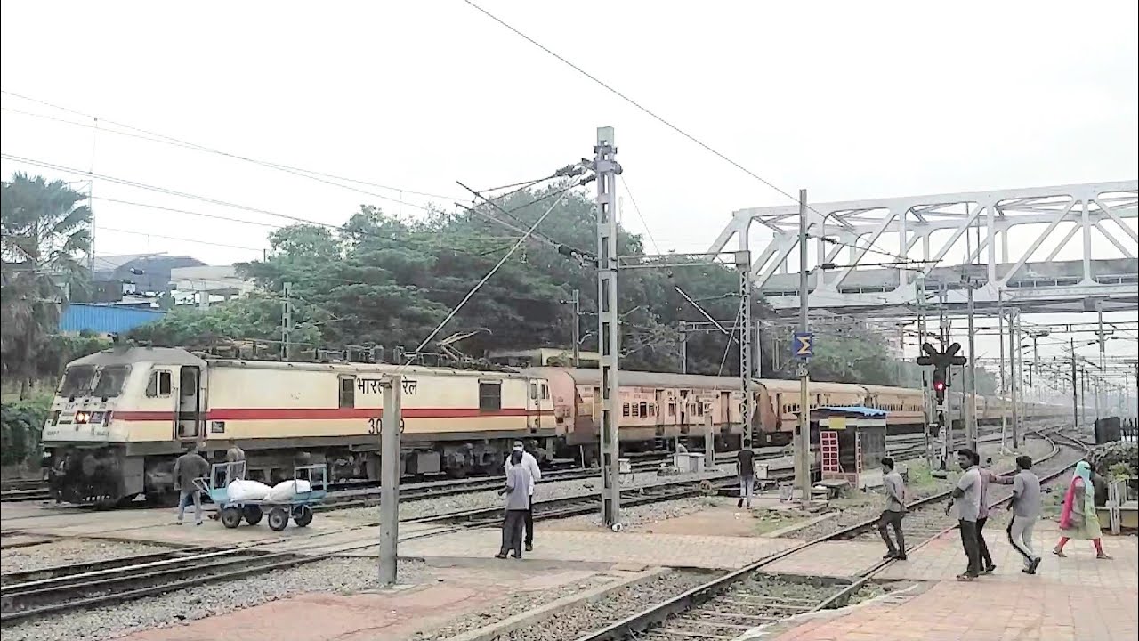 Bhubaneshwar - Secunderabad Visakha Express Train 17015 Arrival At ...