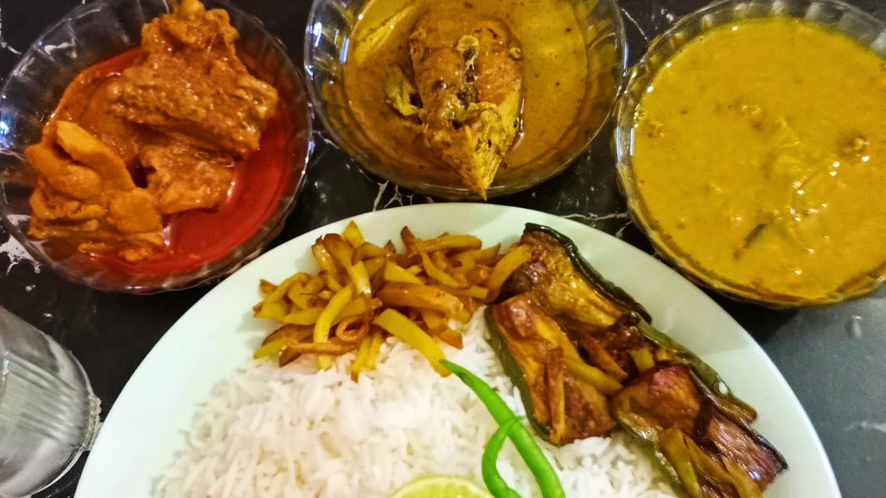Eating Chicken Curry, Ilish Mach, Macher Matha Diye Moong Dal, Aloo ...