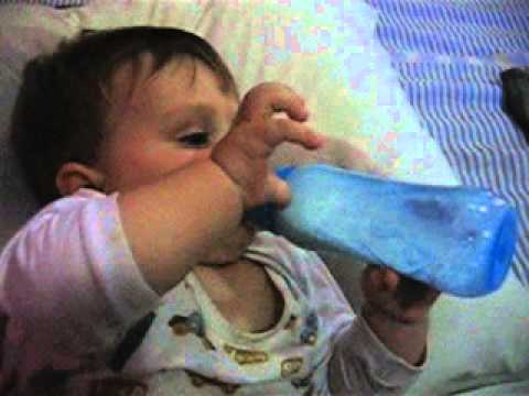 Enzo mamando sozinho...