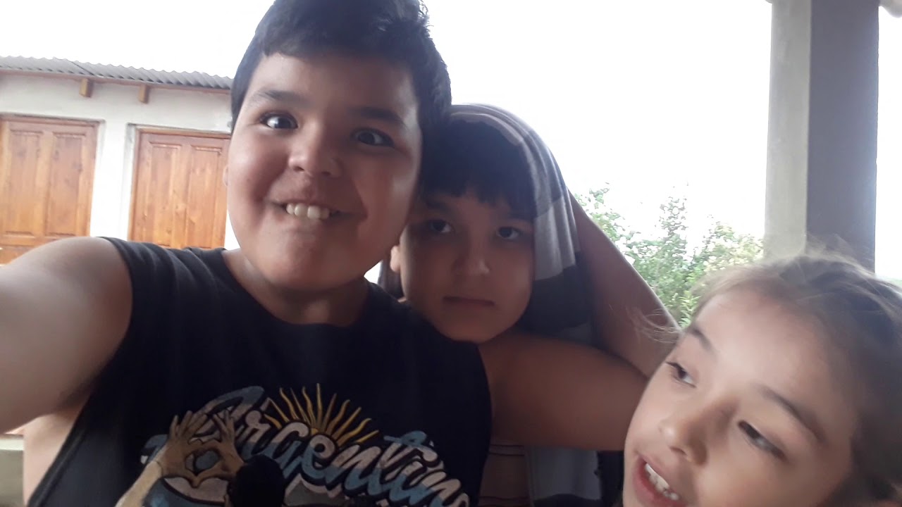 Jugando afuera con mis primos - YouTube