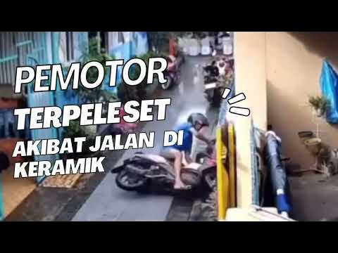 Detik-detik Pemotor Terpeleset Gegara Lorong Jalan di Keramik - YouTube