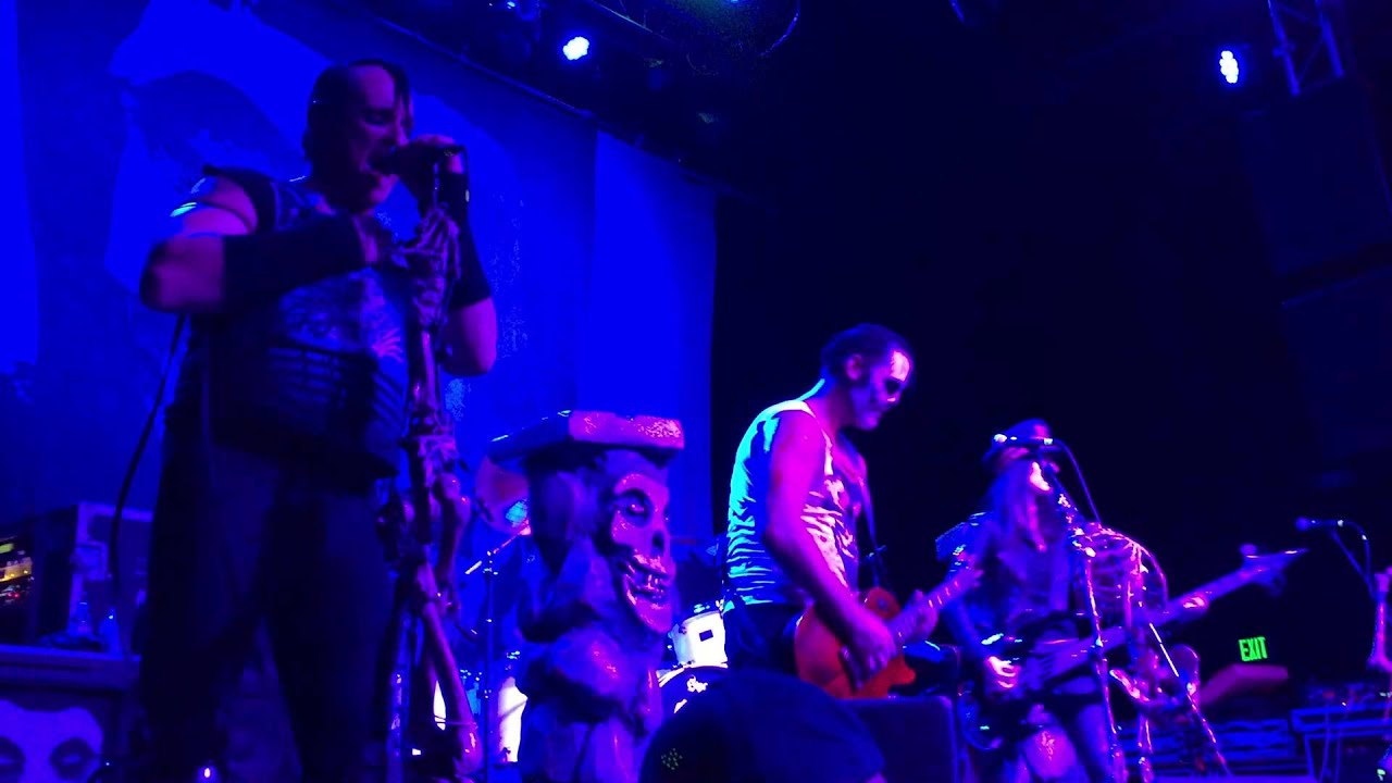 Misfits - Vampire Girl - YouTube