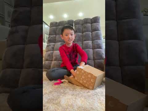 Unboxing Eilik - YouTube