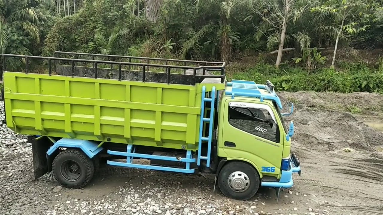 MUAT BATU GULI DI PANTAI LUBUK EMAS LANGKAT - YouTube