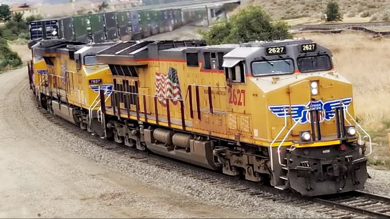 Freight along the AV line! (Huge Hornshow) - YouTube