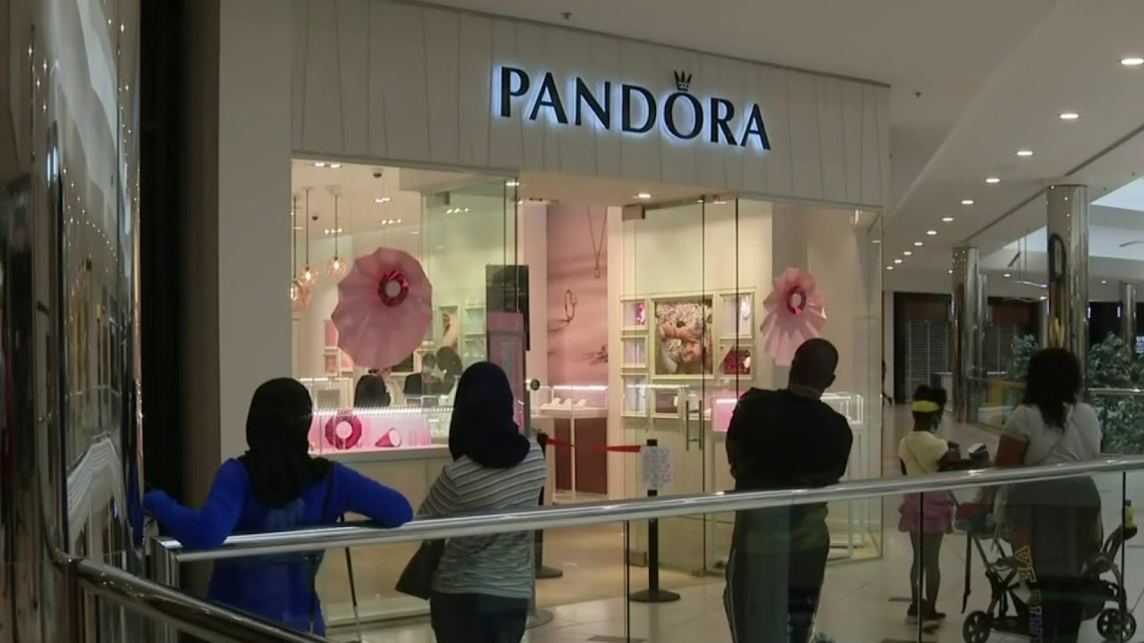 Crowds, lines form outside stores as Metro Detroit malls reopen - YouTube