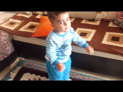 ERİK DALI OYNAYAN BEBEK MUHTEŞEM OYNUYOR İZLEMEDEN GEÇME :)