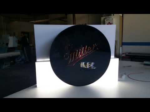 Miller pivo hologram projekcija - YouTube