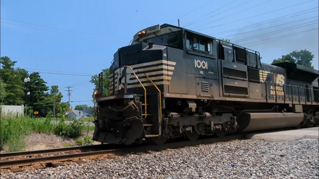 NS 1001 Leads An EMD Duo NS 224 With Hornshow! - YouTube