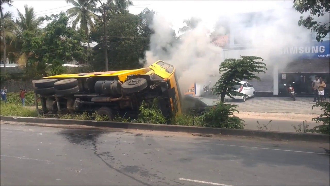 Tipper accident at Palarivattom-Edappally Byepass, Kochi - YouTube
