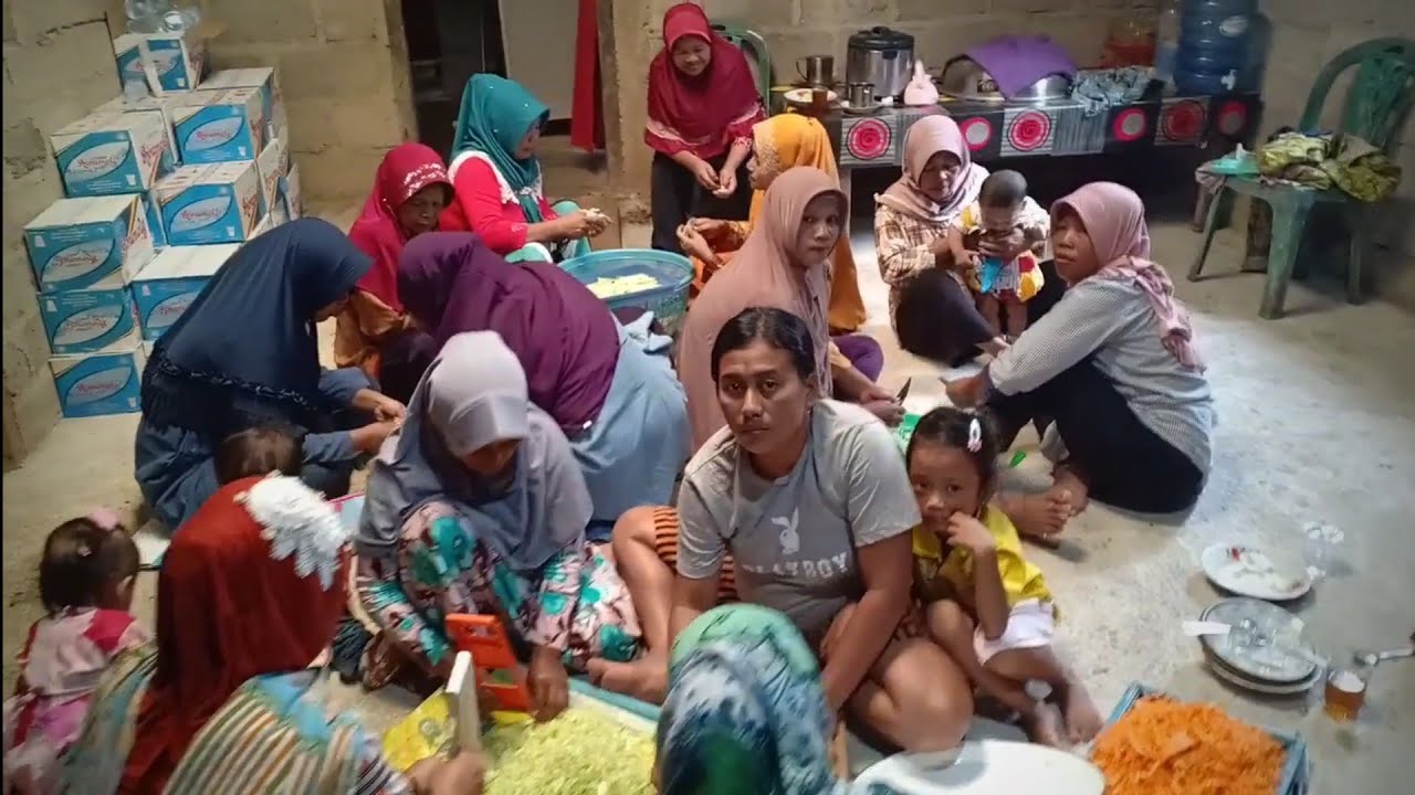 Suasana Dapur Saat Rewang Tempat Orang Jawa - Wedding Masitri & Wiji ...