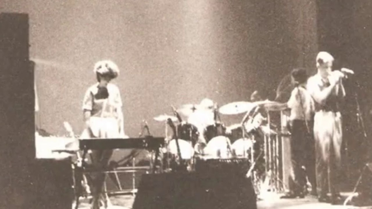 New Order-Ceremony (Live 11-25-1982) - YouTube