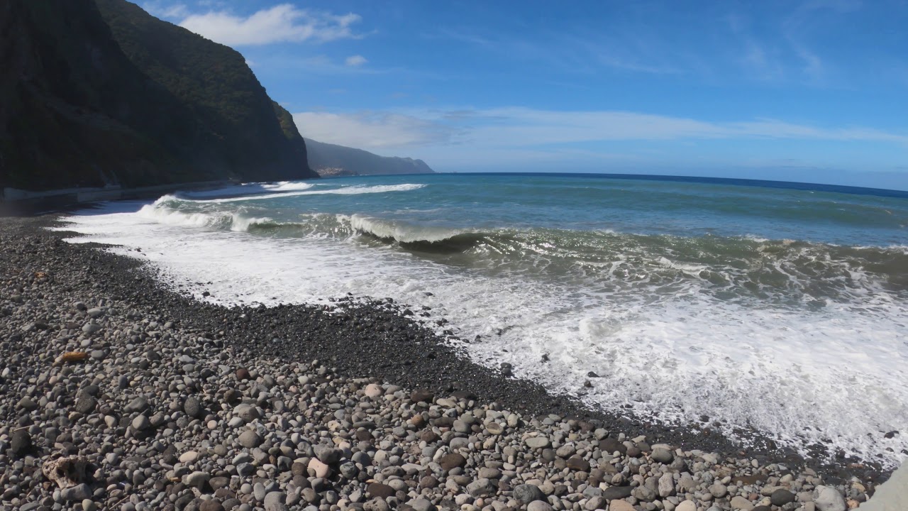 Ocean waves crashing on rocks sound effect (loud waves) - YouTube