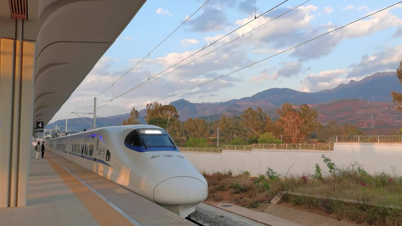 新干线E2系后代CRH2驶入开远南站 - YouTube