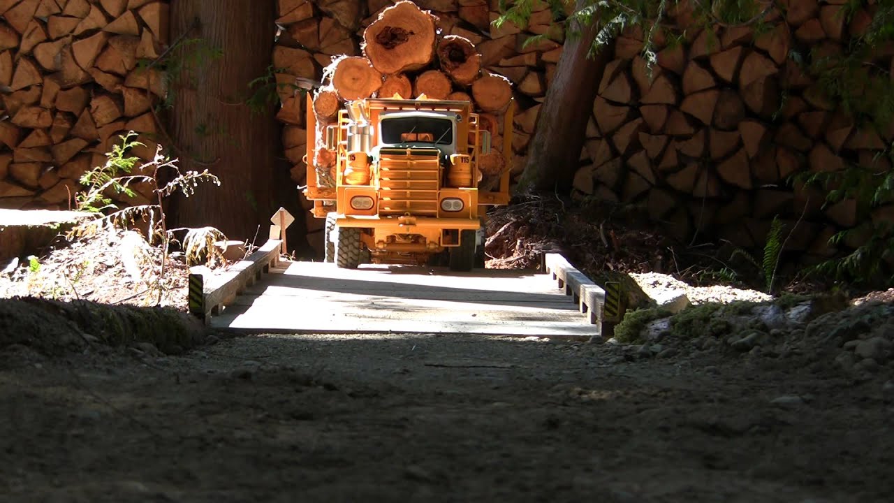 Kenworth RC logging truck hauling cedar - YouTube