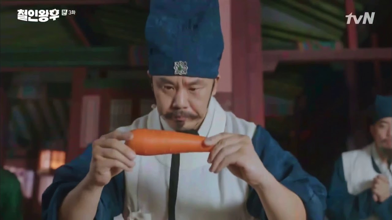 Mr. Queen Cook Show off Between Queen and Royal Cook - YouTube