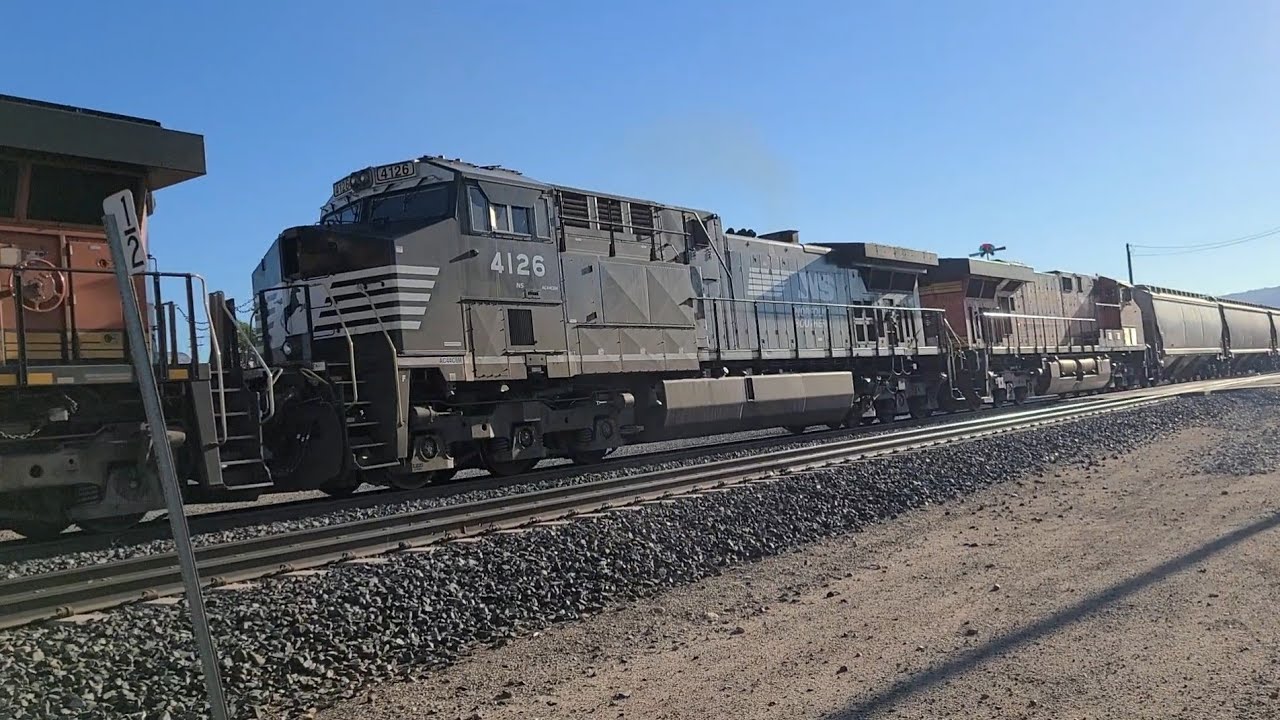 NS C6M Working Hard on BNSF Empty Grain at the Tehachapi Depot - YouTube