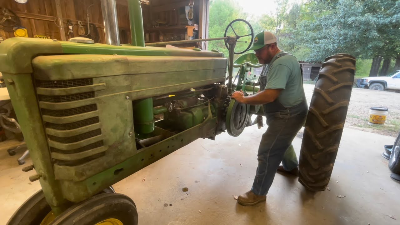 Flywheel Cranking a 1941 John Deere B Tractor - YouTube