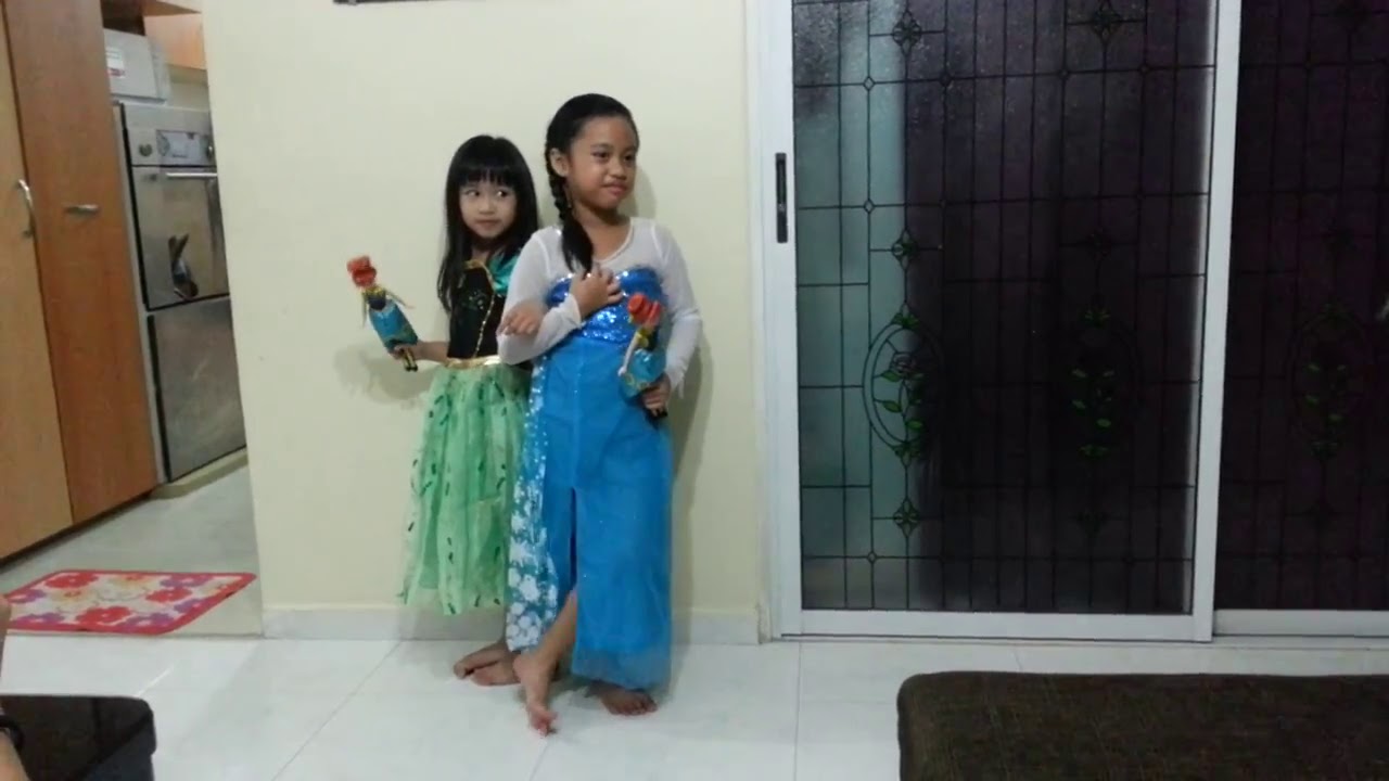 Eumi as Anna & Athena as Elsa - YouTube