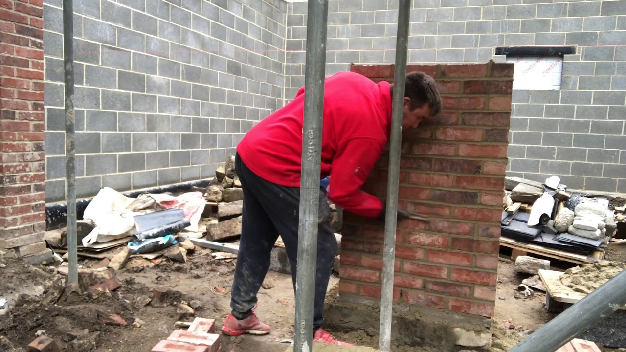 how to build a brick pillar.Lynnybricky showing how to lay bricks to ...