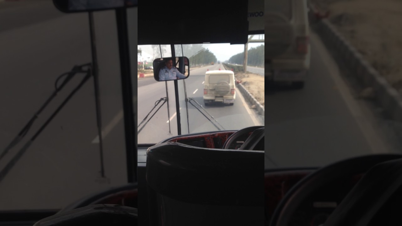 Indian Punjab Police van leading the Lahore Delhi Bus - YouTube