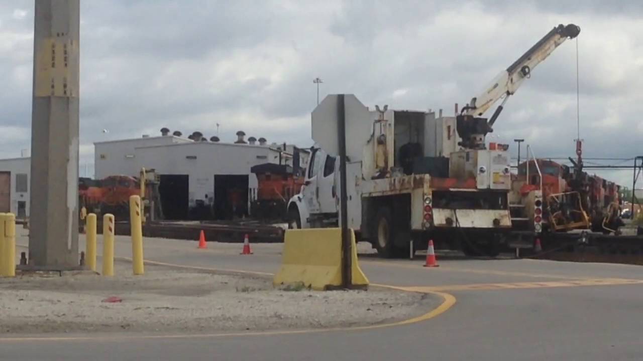 BNSF Corwith Yard pt:1/3 Locomotive shop - YouTube