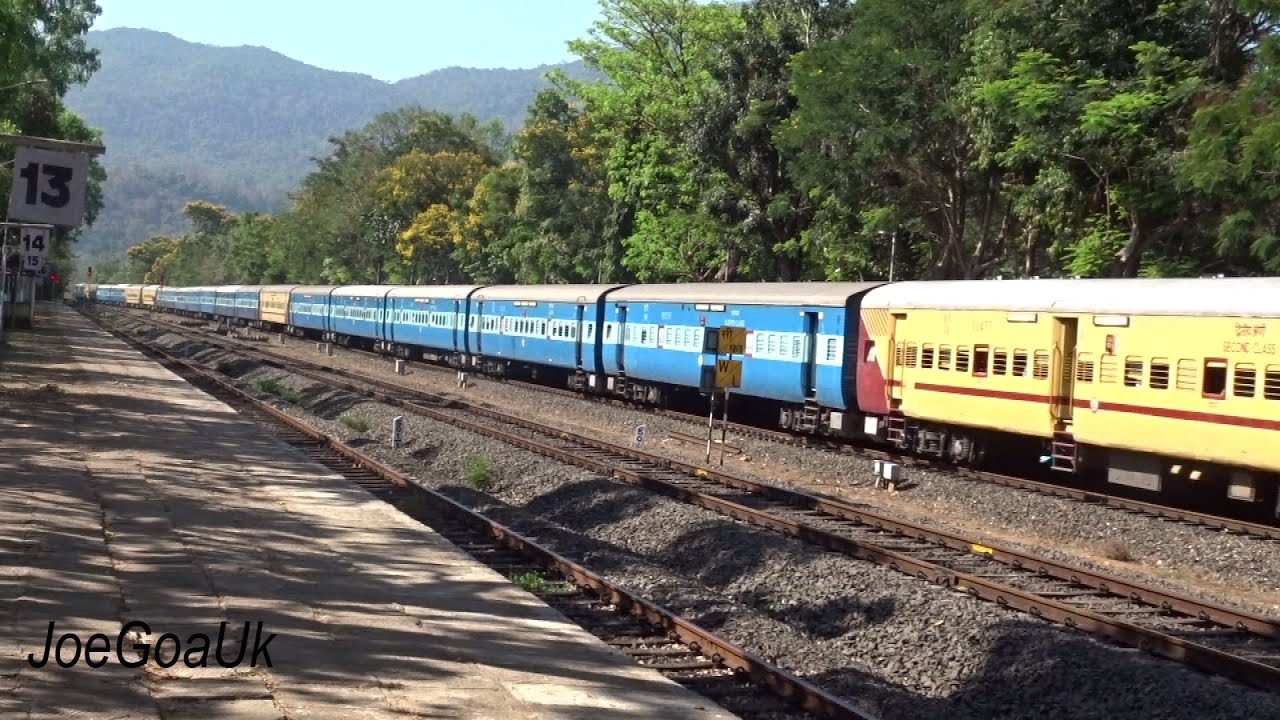 Ernakulam - Okha Express arriving, departing at Karwar station - YouTube