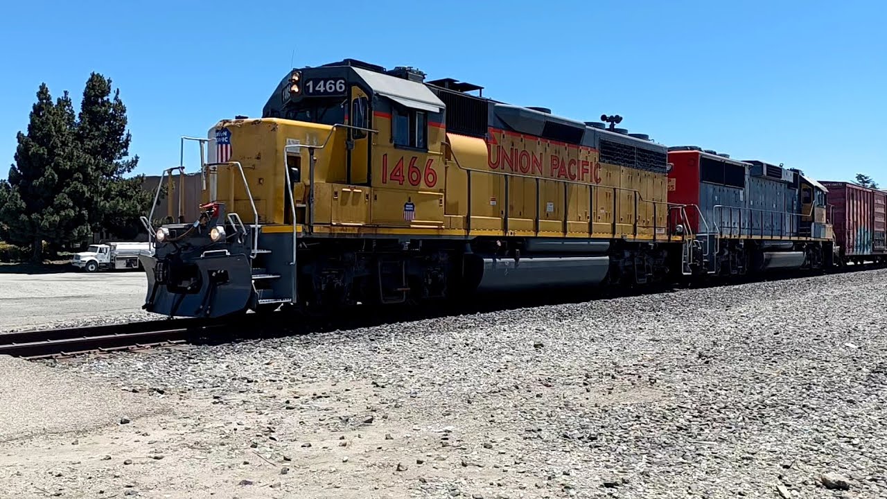 (EX-SSW) UP 1466 & 1005 pulls local through Salinas, CA - YouTube