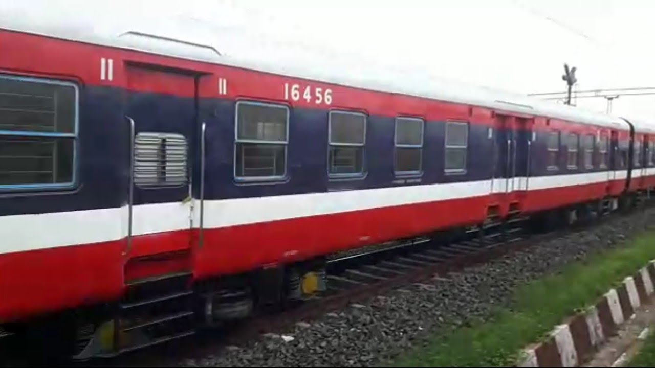 Covid-19 Special Train Arriving Ratlam Junction || 09041 BDTS - GCT ...