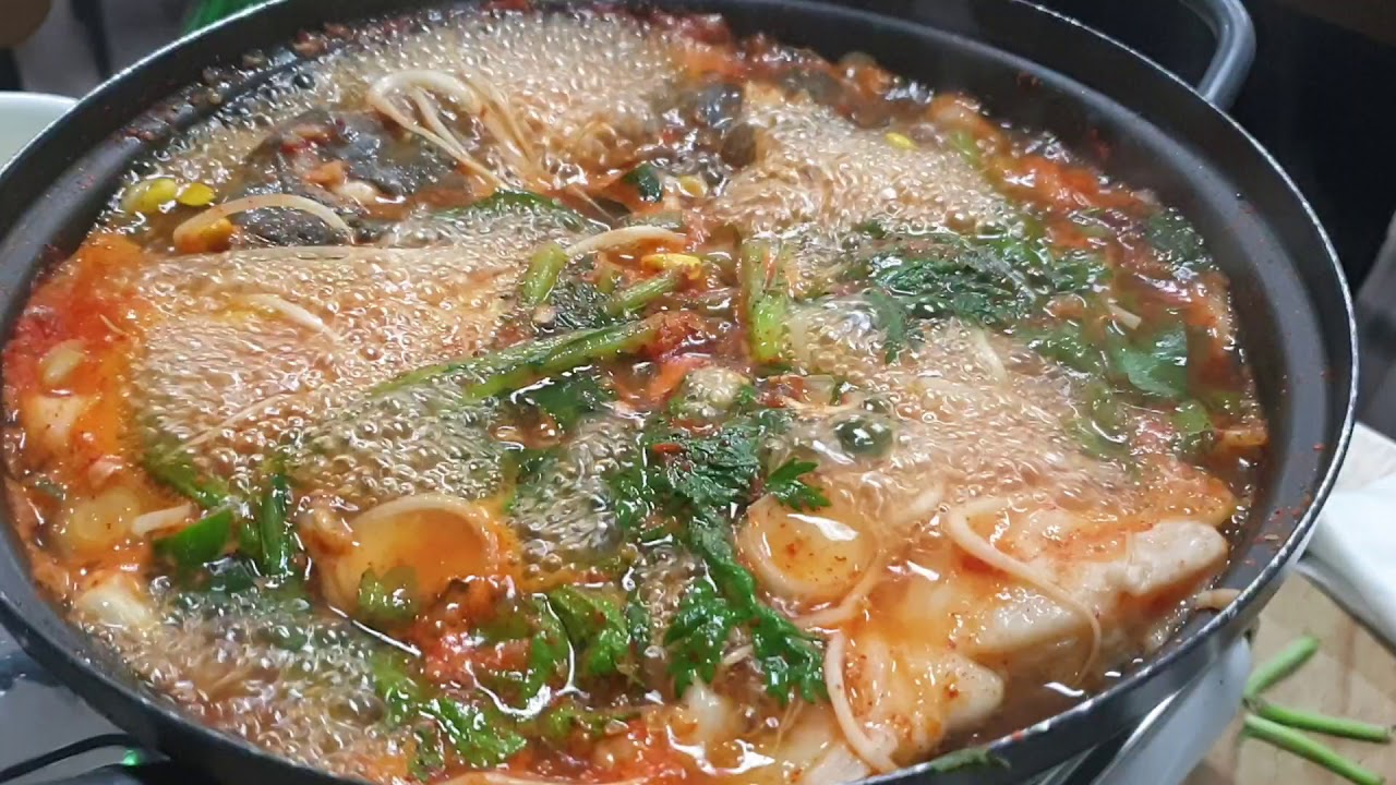 매운탕maeuntang / Spicy Seafood Stew - YouTube