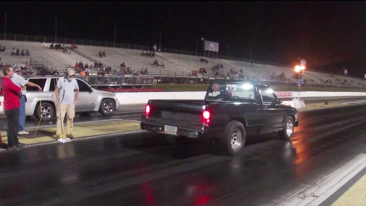 Helping out a fellow racer - YouTube