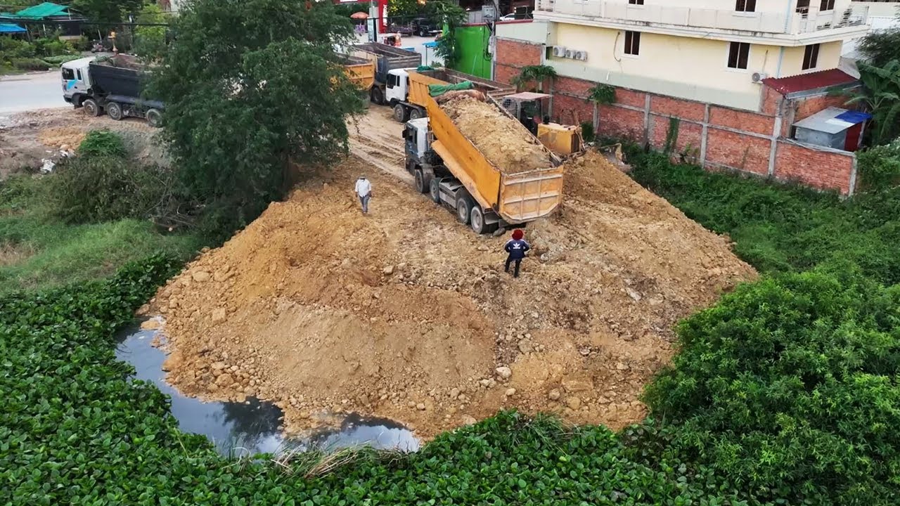 Strong Hydraulic Dumper Unloading Heavy Dirt Old KOMATSU D60P Moving ...