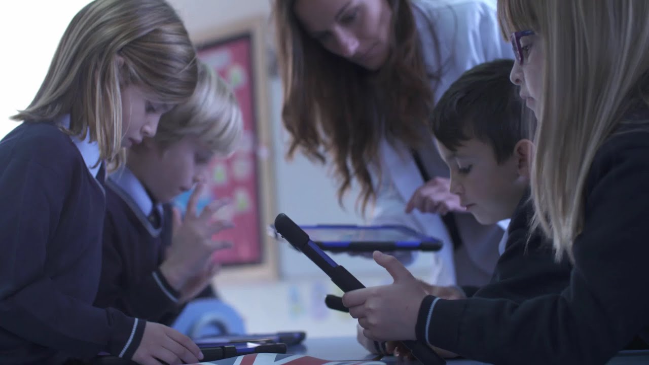 Iale International School | Aprendizaje en el aula digital | BlinkLearning - YouTube