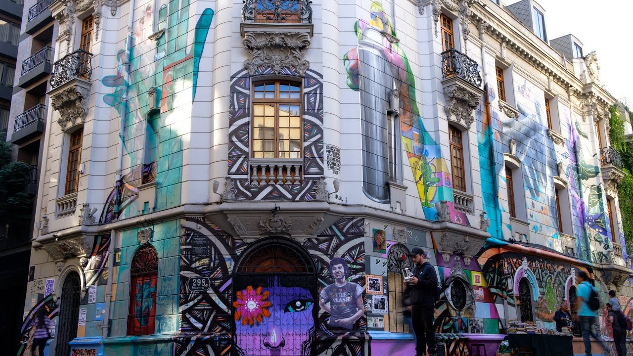 Mural del @bar_liguria en #Lastarria. “Que no callen las manos” - YouTube