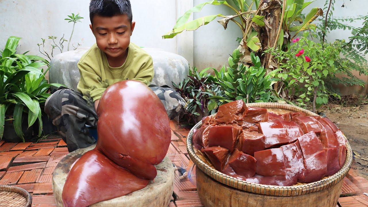 Chef Seyhak: Yummy beef liver cook and invite mother to taste - YouTube