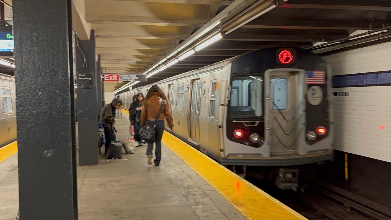 R160 (F) with (R) codebreak @ East Broadway - YouTube