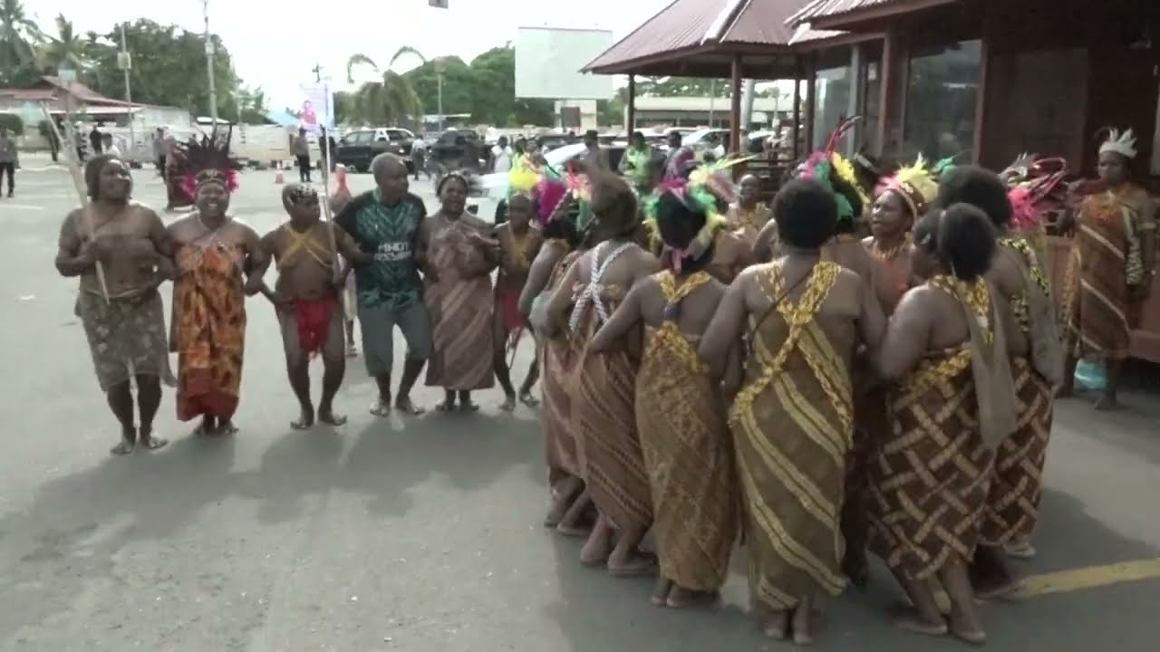 TARI TUMBU TANAH DARI SUKU ARFAK - YouTube