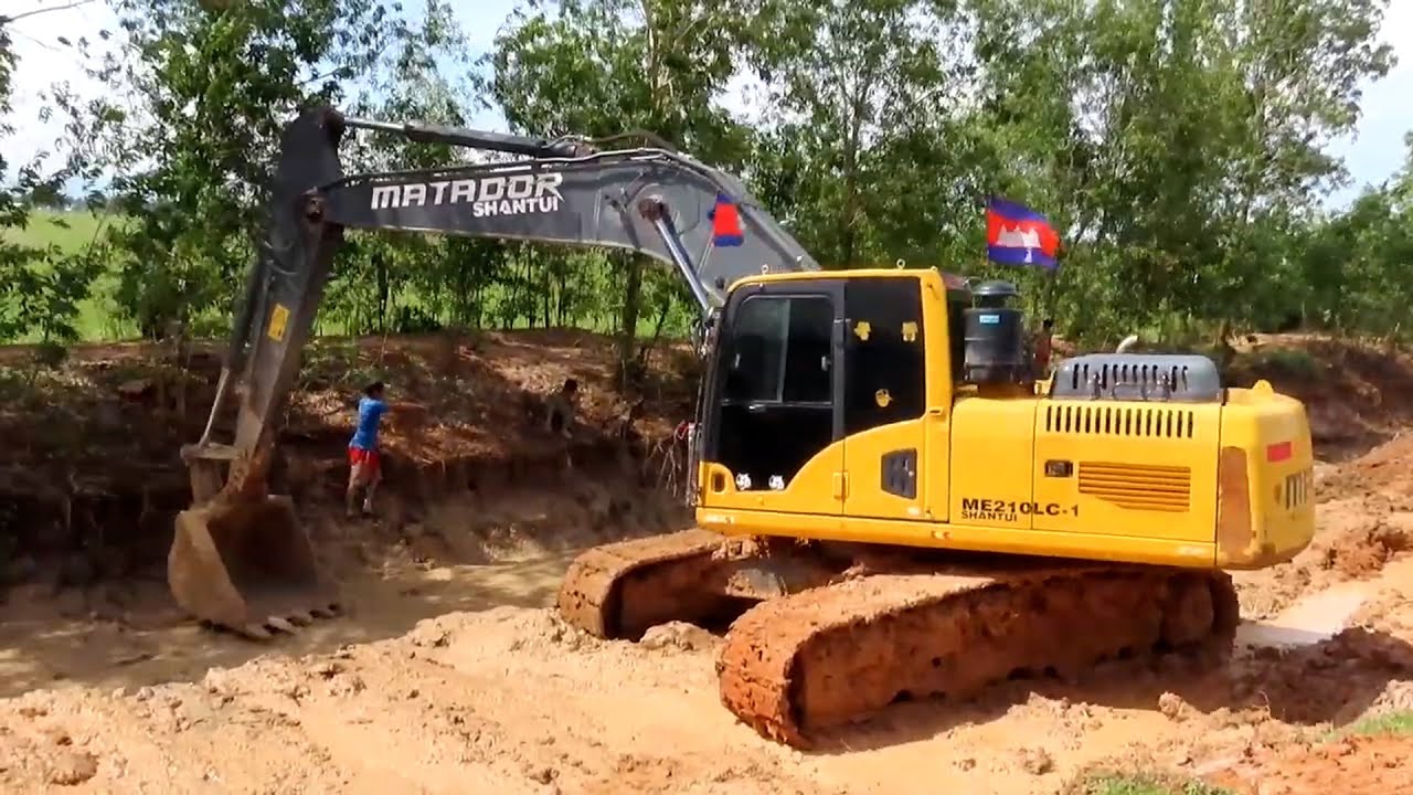 Powerful Excavator Operator Performing In Mud! Excavator Mudding Videos ...