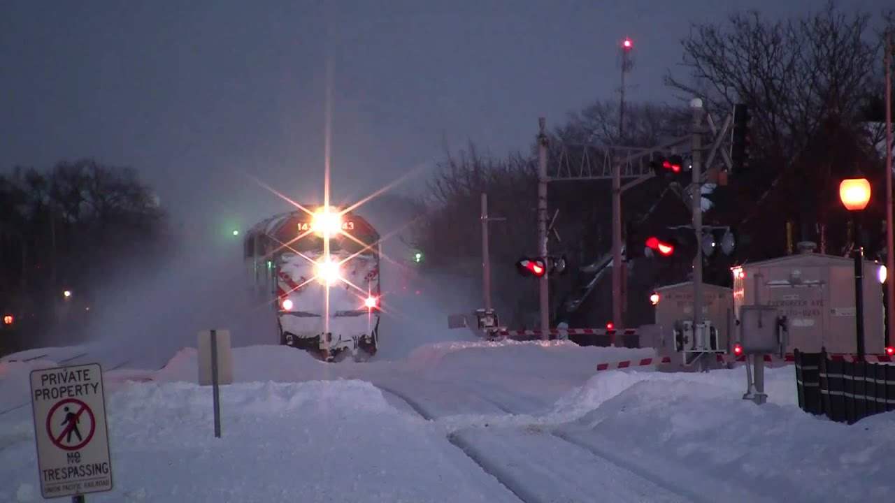 Metra 143 arriving at Arlington Heights - YouTube
