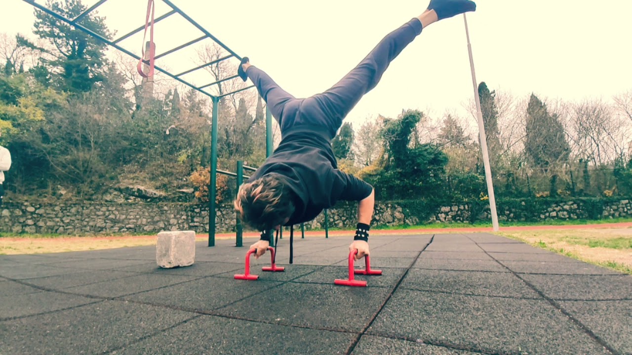 DEEP STRADDLE 90° HANDSTAND PUSHUP - YouTube
