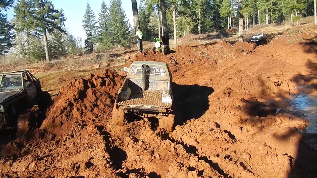 Mountain Top Mud Bogs 2014 - Little Smokey taking the "baby-way" around ...