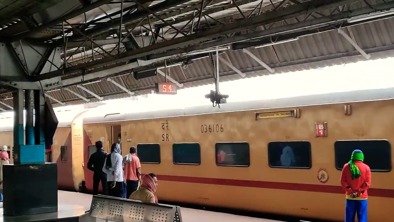 Thiruvananthapuram-Shalimar SF Express(22641)arrived Kharagpur (KGP ...