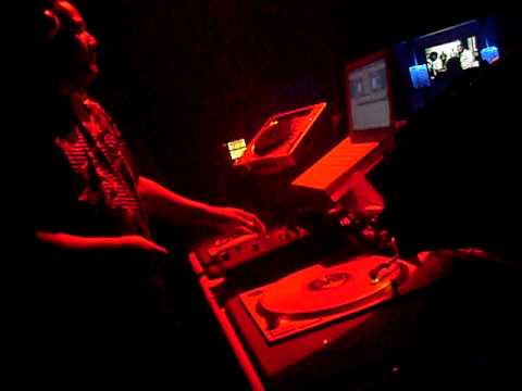 DJ Maxwell ft Loudmouth Len MYSTIQUE NITECLUB 2009 - YouTube