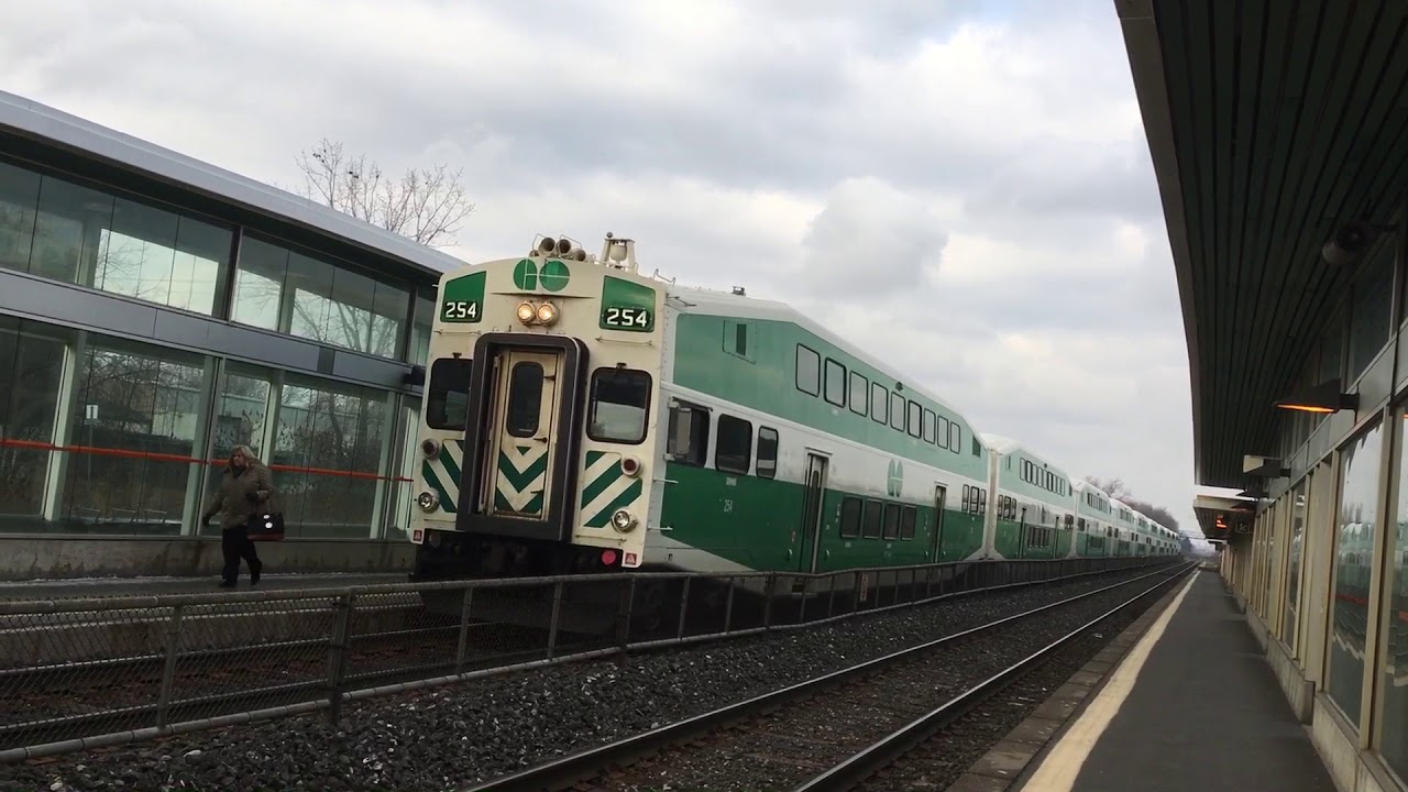 Go train 658 at Burlington go station - YouTube